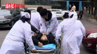 生死43分钟,医生跪在推车上抢救病人