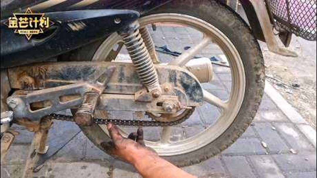 摩托车的链条拉长了该怎么办?只能更换链盘吗?师傅教你轻松修好