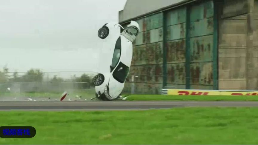 真人驾驶汽车翻滚测试不佩服都不行