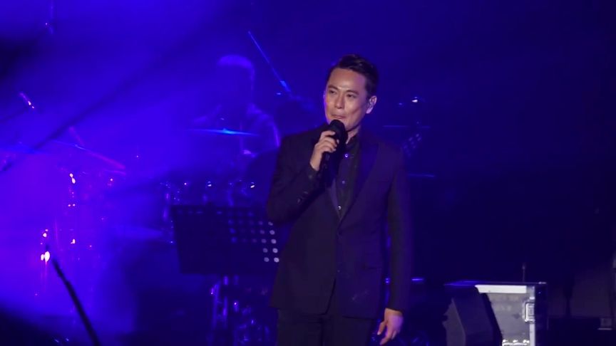 张信哲演唱会上一首《信仰》音乐一起,全场都沸腾,太好听了