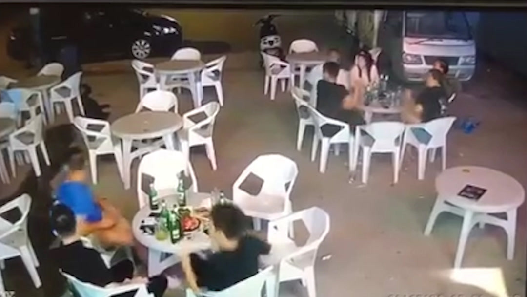 轿车突然冲入夜市撞飞数人 警方:肇事司机无证醉驾