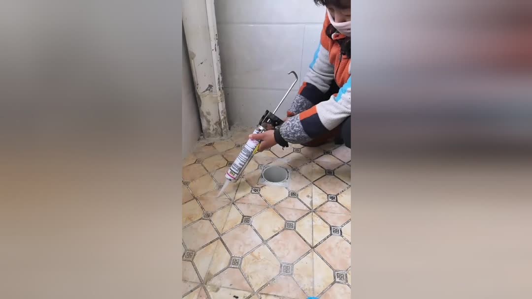 #安装马桶:先把排污管割除掉,开始画线,打上玻璃胶,在把马桶软管连接...