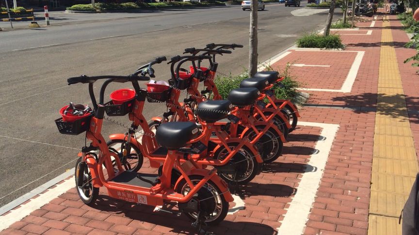 在海南儋州市区随处可见这共享电动车,20分钟2块钱,你会骑吗?