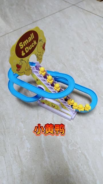 排排队上楼梯玩滑梯啦