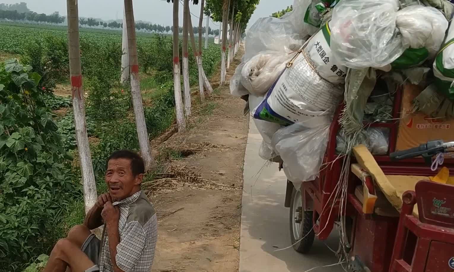 农村70岁老人开三轮车收废品,一上午收一大车
