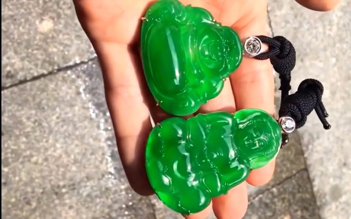 赌石行家:27公斤的翡翠原石一刀切开,众人都傻眼了!