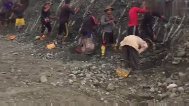 疯狂的石头, 看看老缅是怎么把这些翡翠原石挖出来的?