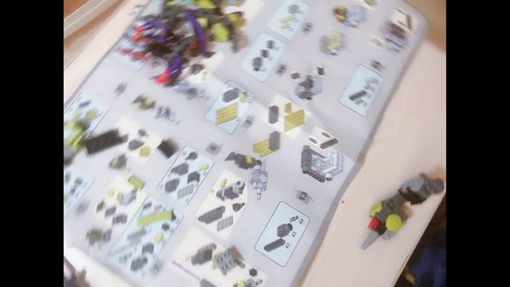 看来只有拼装积木模型,才能让熊孩子变成乖孩子