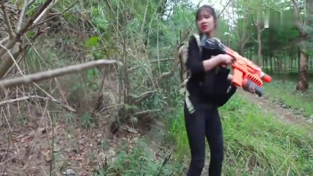 搞笑CS枪战:新手美女被擒,队友狙击营救