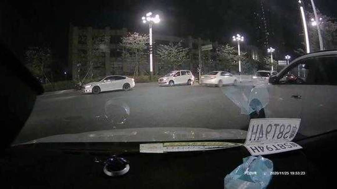 晚上十字路口遇到不遵守交通的电动车,看看新手司机如何处理