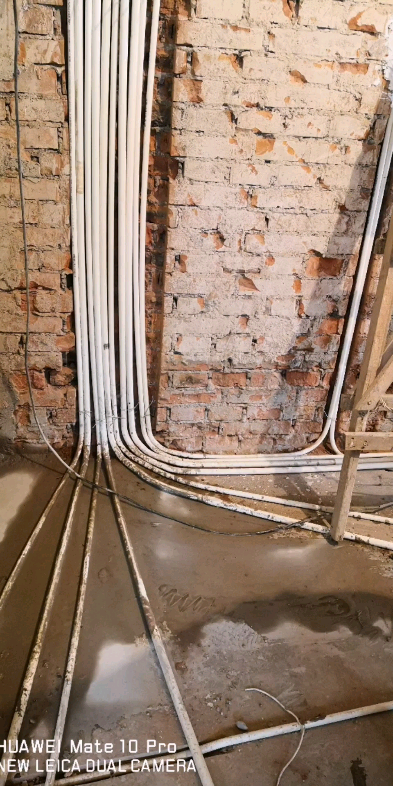 家装的穿线管接头用PVC胶接好,这样回填