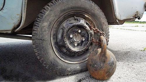 老外脑洞大开,给车轮拴上一个32公斤的壶铃,汽车开动后会如何?