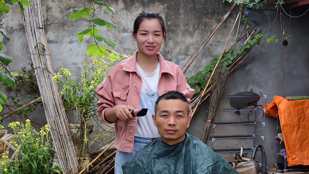 羊娃妈在家中给羊娃爸理发,还没理完电推子没电了,这下尴尬了