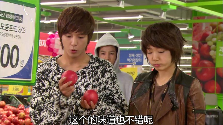 《原来是美男啊》张根硕吃醋朴信惠和别的男生一起,超市尾随!