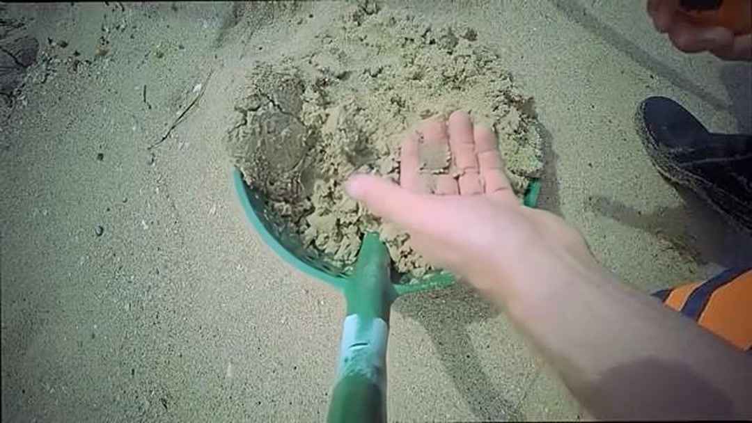 男子金属探测器海边寻宝,几分钟收获两枚戒指,让俩妹子崇拜不已