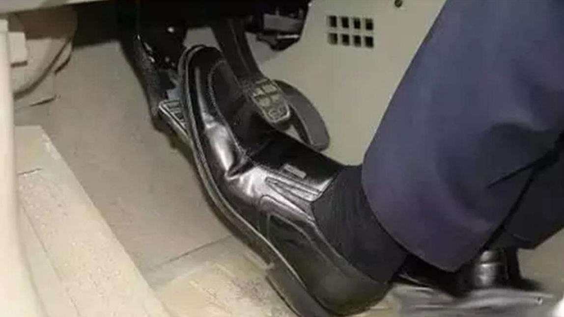 手动挡的车子,倒车时半联动带点油门可以吗?对车有啥伤害吗?