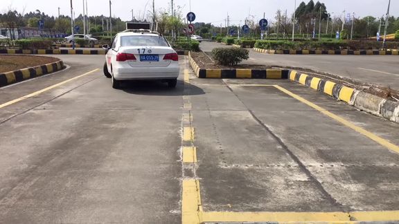 正在模拟练习:科目二(侧方位停车)考试要求90秒以内完成