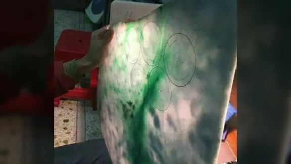 185公斤的木那翡翠原石切石过程