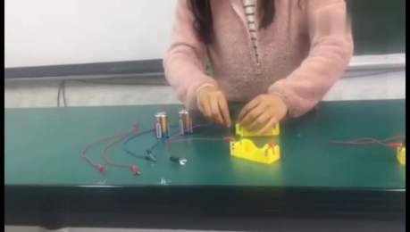 《两节电池串联和并联哪种方发灯泡更亮》韩娇