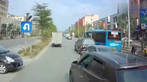 行车记录仪实拍:SUV在路口突然蹿出,后方货车司机一脚油门,专治各种...