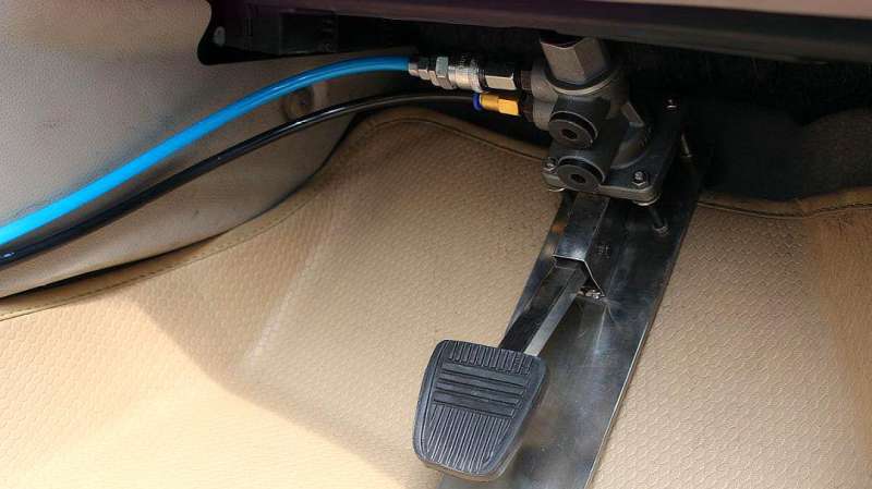 开车减速,先踩离合还是先刹车?教练教的不一定实用,这样才正确