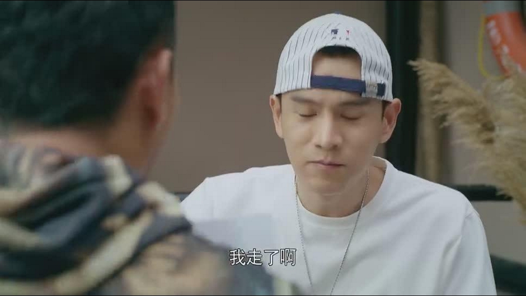 小伙熬夜写策划案,老板看了非常满意,可他心里只想着美女的表白