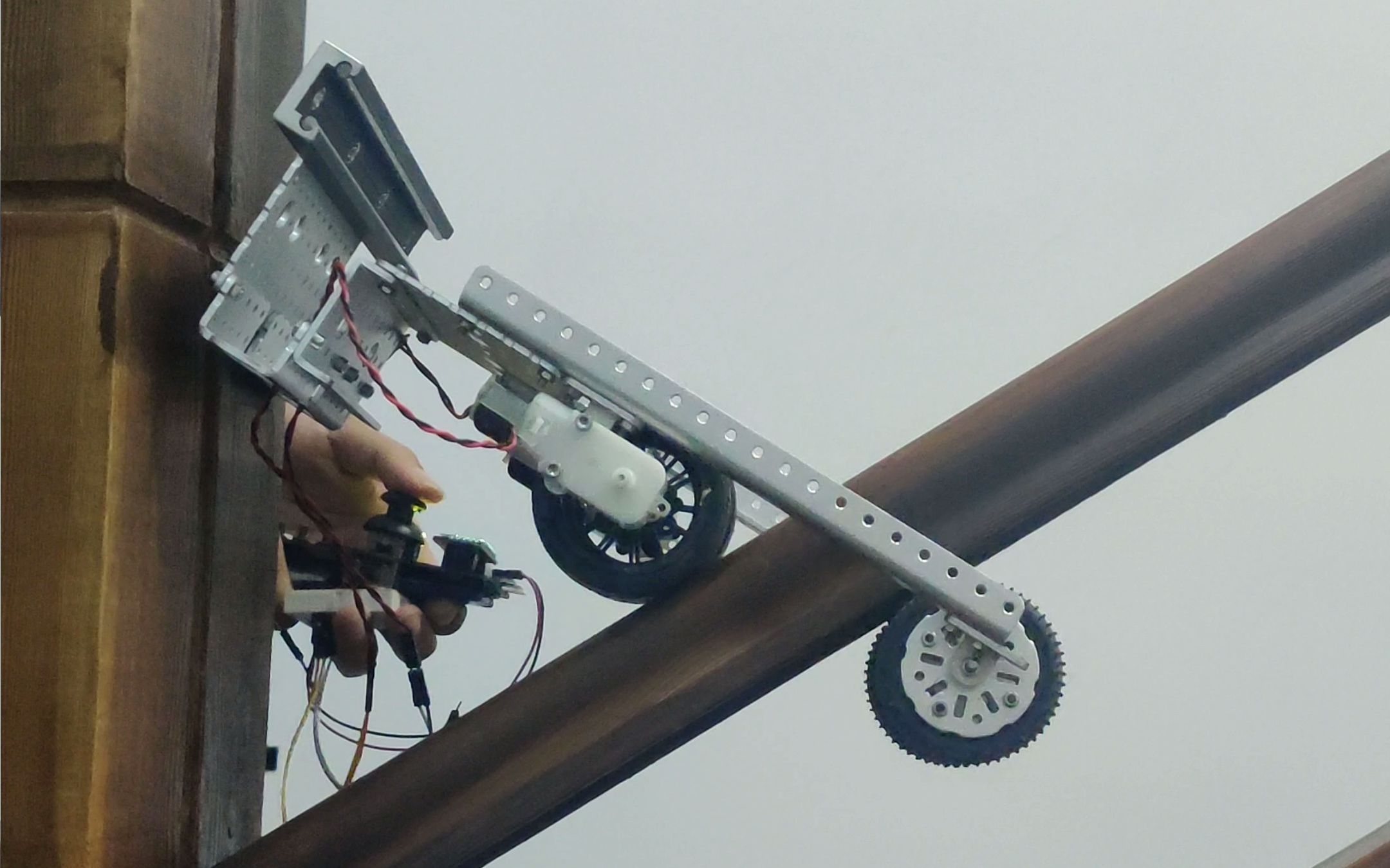 一种可以沿楼梯扶手移动的机构--探索者开发设计// 爬柱,机器人,DIY