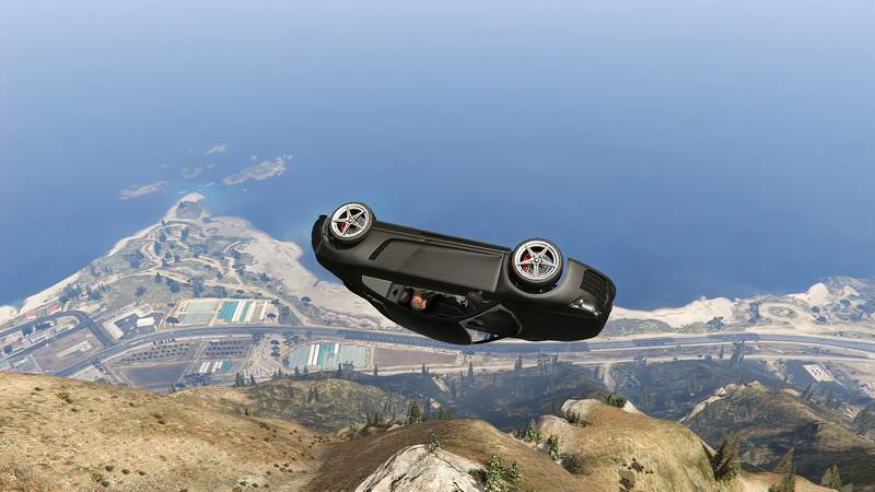 模拟车祸:奥迪A8坠落测试,跑车直接变迷你