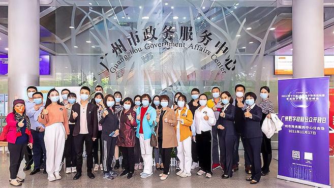 走进市政务服务中心,市民体验阳光政务