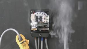 一个视频告诉你巨型变压器没想到能让电表的转速暴增并烧毁