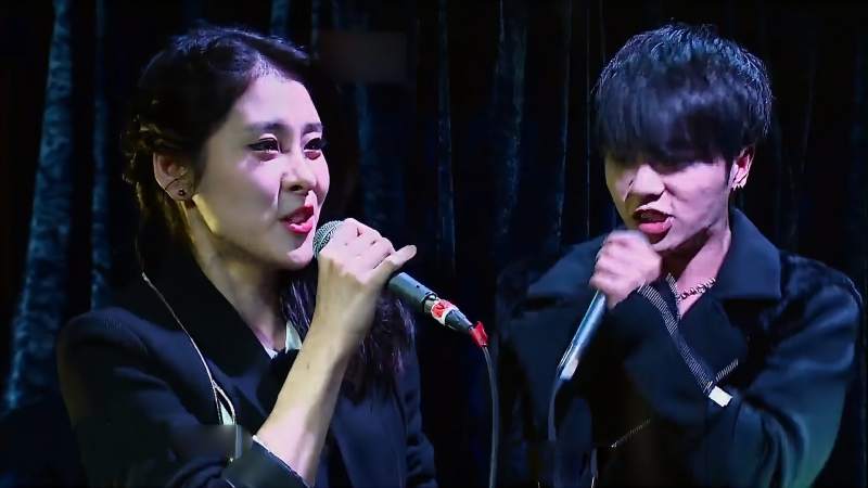 华晨宇张碧晨互动太甜了!合唱《对你爱不完》默契十足,好听至极