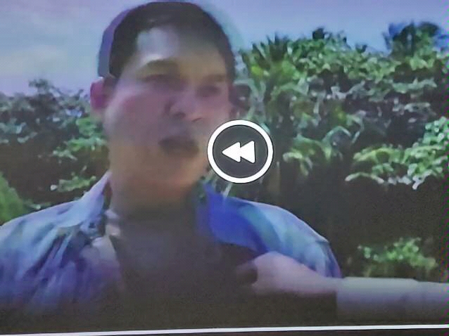 俩男子打斗,一男子拉架扭打在一起