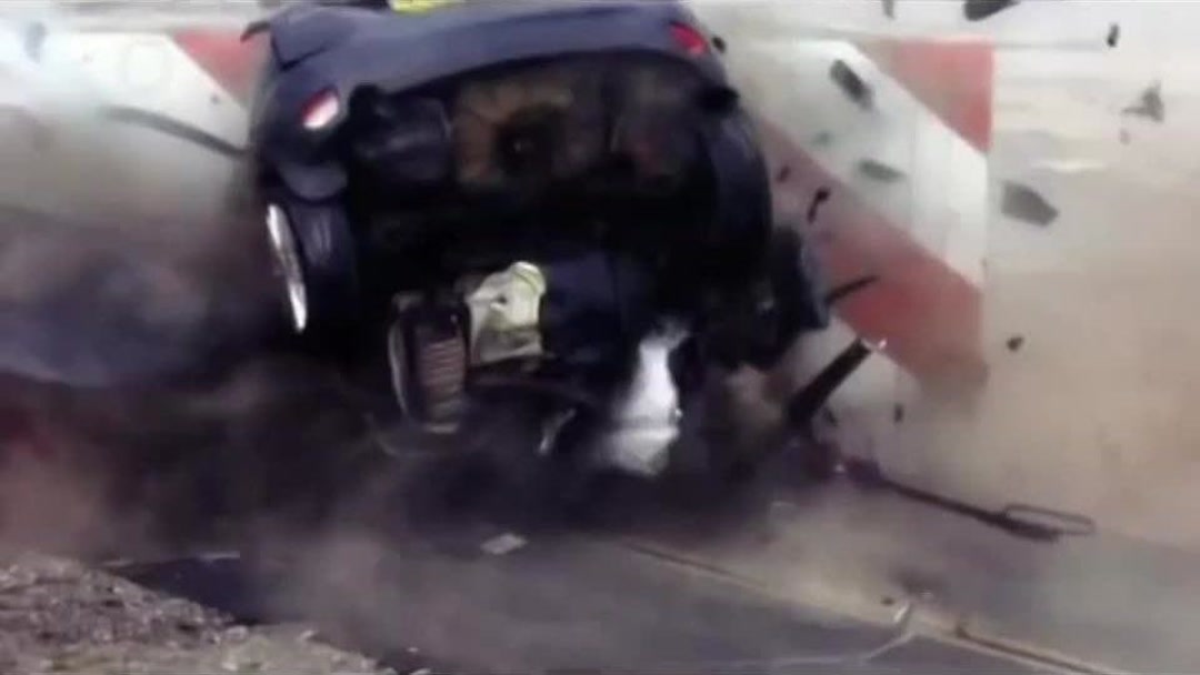 实拍汽车时速120MPH碰撞测试慢动作