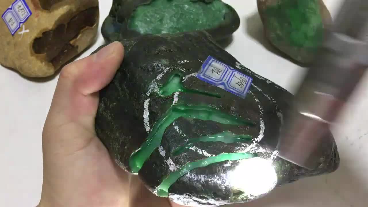 今天切了一块翡翠原石,切开后收获满满!