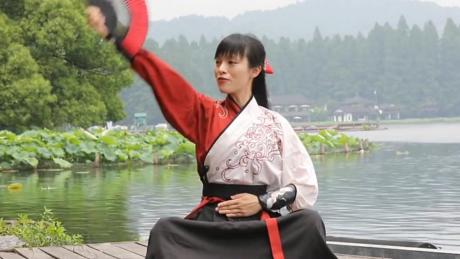 《霸王别姬》的国风扇子舞,跟着教程一块学起来吧,老歌新的玩法