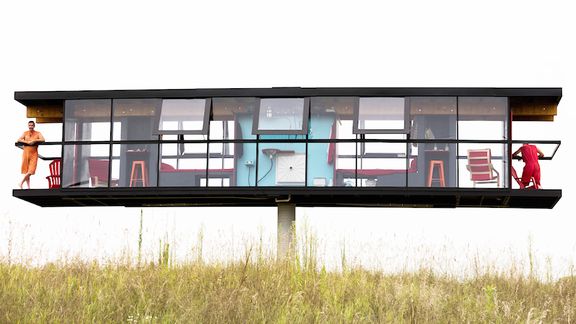 鬼才设计 房子里住的2个人为保持平衡 永远都没办法待在一块