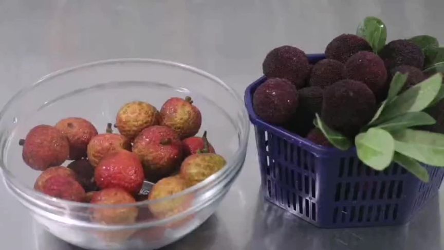 清甜绵密,化于唇齿之间,用新鲜杨梅熬煮成杨梅果酱