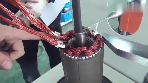 没想到这就是牛人小伙研发的电动机转子绕线机