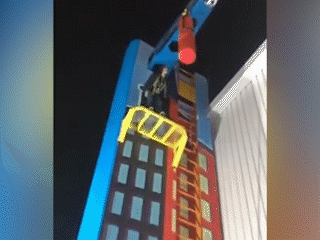 【秘鲁】因未佩戴安全绳索 18岁女孩从游乐园高空坠落全身多处骨折