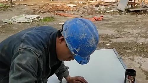 打牌不会打游戏也不会打,没办法只能拿起毛笔写写字,这样还可以修身...