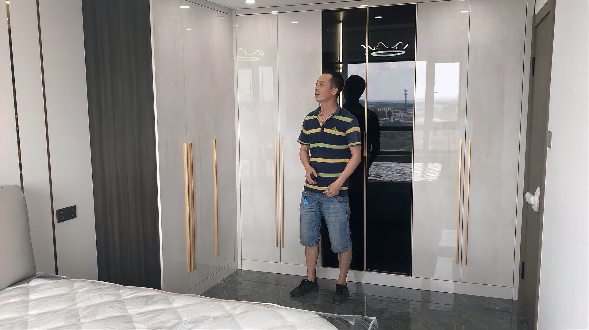 转角衣柜配上玻璃门加装灯带,这效果没谁了