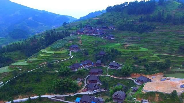 航拍一个隐藏在贵州大山里的侗族村寨,风景很美哦!