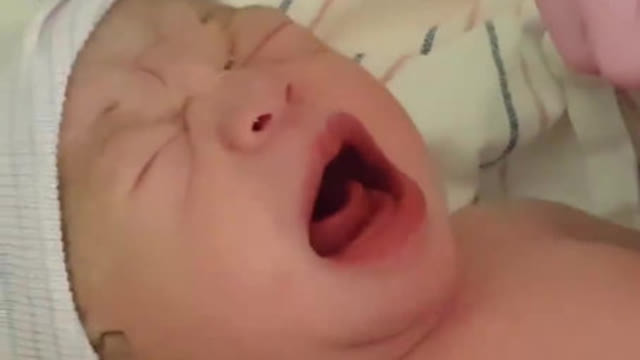 医生给刚出生的新生儿检查,直接把手指放进宝宝嘴里,不好吧?