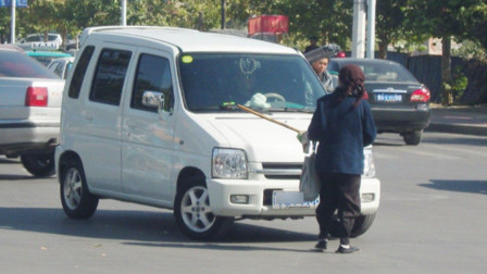 碰瓷老婆磕头行大礼,拿出二维码强制车主扫钱,给1元不知足还爆粗骂人!