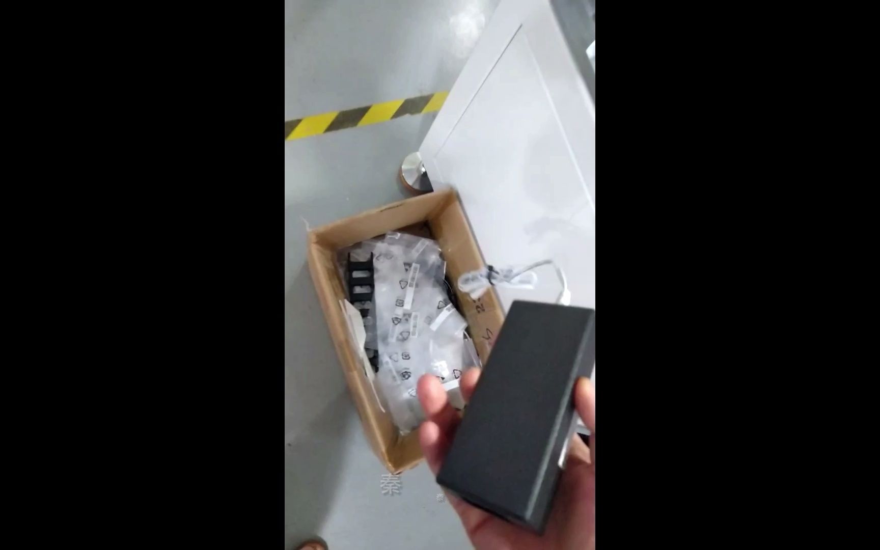 电源适配器自动贴标机 电脑适配器自动贴标签机 全自动贴辅料机