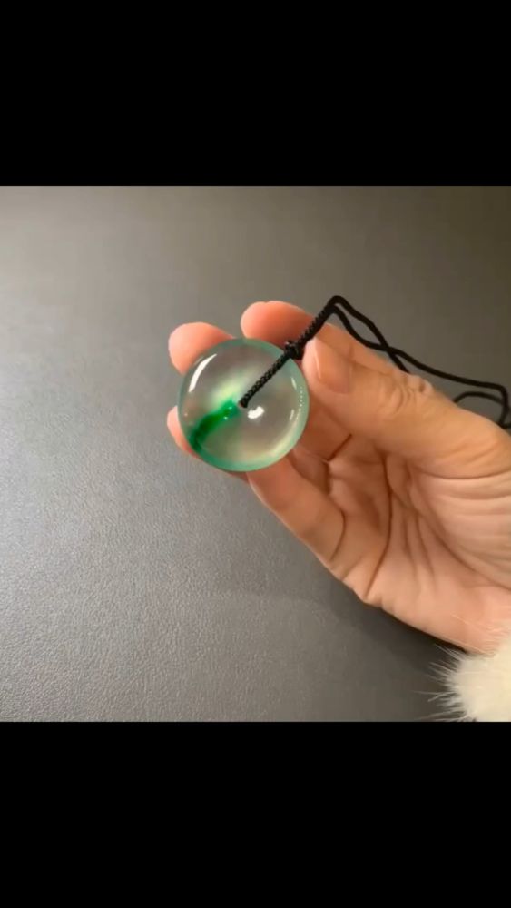 高冰种飘绿的翡翠平安扣挂件,太美了吧