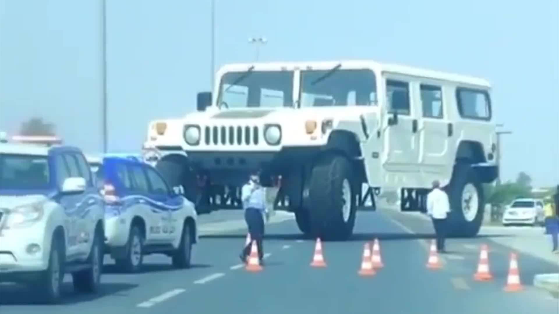 世界最大越野车,3层楼高,每个车轮使用一台柴油发动机