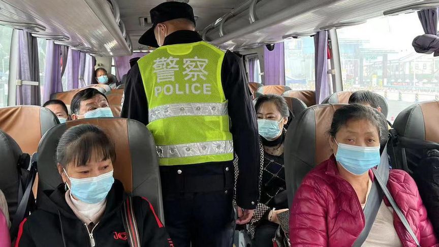 四川高速公安三分局二十二大队严查大中型客车,安全带损坏将被处罚