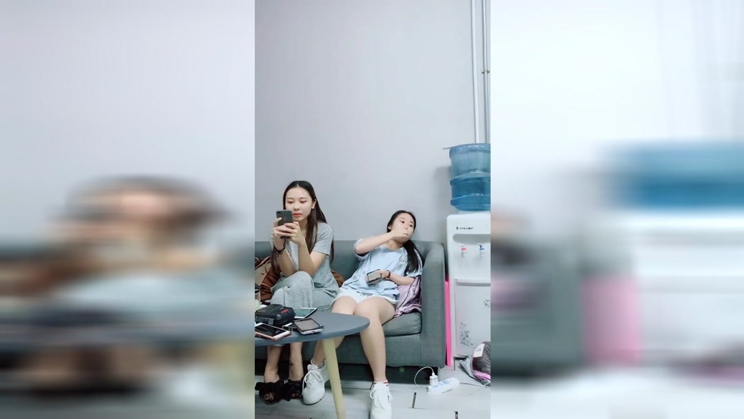 我妹妹看到我弄客服她一直笑然后等一下我问她怕不怕她说没有水不怕...