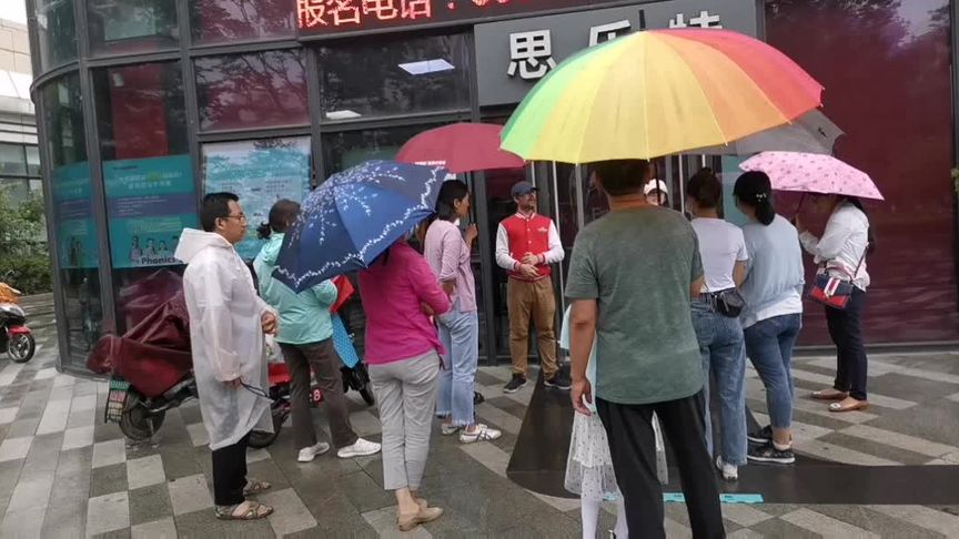 下雨☔️ 也挡不住家长交流的热情家校合作,孩子们的英语妥妥滴